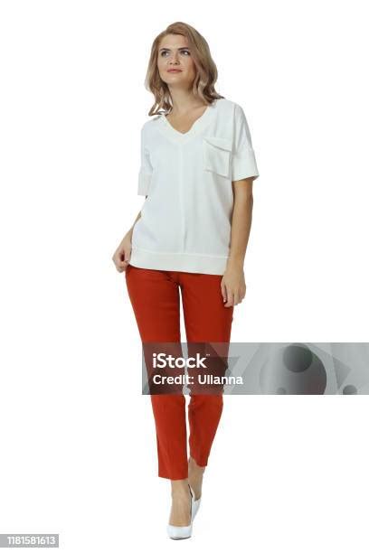 금발 비즈니스 여자 와 긴 머리 에 여름 민소매 블라우스 빨간 바지 하이힐 신발 관능에 대한 스톡 사진 및 기타 이미지 관능 균형 드레스 Istock