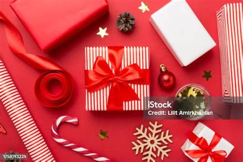 종이의 루들과 크리스마스 장식이 있는 선물 상자들은 색깔 배경에 있다 겨울에 대한 스톡 사진 및 기타 이미지 겨울 공예 공휴일 Istock