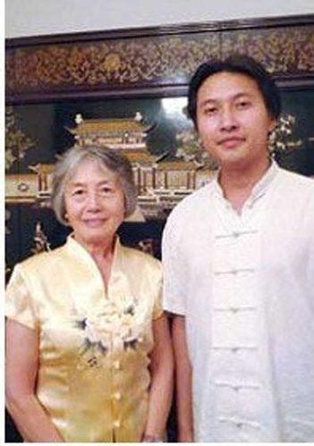 张玉凤江青扣手合照 与丈夫和儿女合影 史海钩沉