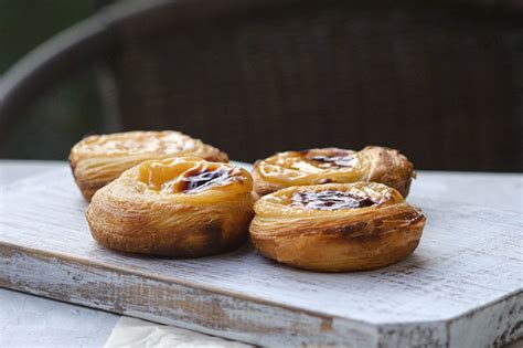 포르투갈 전통 인기 디저트 파스텔 데 나타 또는 파스텔 드 벨렘 커스터드를 곁들인 맛있는 퍼프 페이스트리 컵 0명에 대한 스톡 사진 및 기타 이미지 Istock