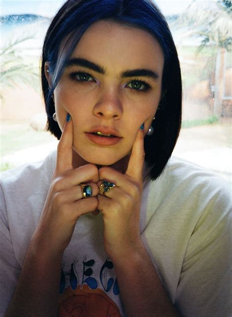 Benee Veröffentlicht Ihr Debütalbum Hey U X Indie Singers Beach Bunny Swimwear Celebrity