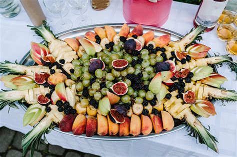 그림 신선한 과일 모듬 과일 다채로운 배경입니다 뷔페 테이블에 접시에 신선한 이국적인 유기농 과일 파티를위한 장식 디저트 테이블 과일과 케이크 0명에 대한 스톡 사진 및