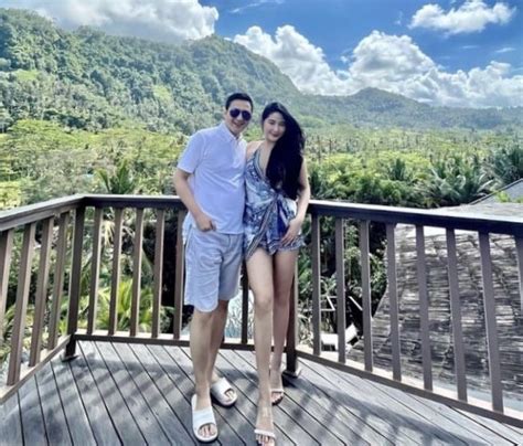 Potret Mesra Ricky Subagja dan Istri Ketiga, Beda 26 Tahun