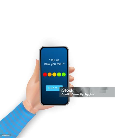 피드백 개념입니다 모바일 앱에 대 한 고객 만족 또는 서비스 품질 설문 조사 이모티콘 아이콘 세트 흰색 배경에 고립 된 스마트 폰을 들고 여자 손 평면 벡터 일러스트입니다