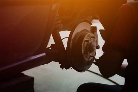 자동차 정비공 수리 또는 변경 브레이크 디스크 자동 수리 차고 전문 자동차 서비스 자동차 역 기계공에 대한 스톡 사진 및 기타 이미지 Istock