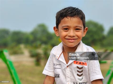 녹색 흐림 배경으로 여름 공원에서 포즈를 취하는 어린 소년 귀여운 웃는 5 년 십 대 소년 초상화 미소에 대한 스톡 사진 및