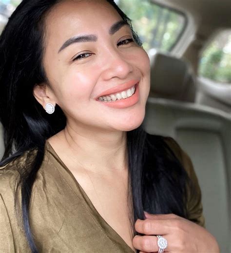 Jarang Ada Yang Tahu Ini Potret Feni Rose Dengan Makeup Natural