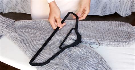 Хранение вещей в шкафу как повесить свитер на вешалку чтобы он не растягивался Мир хитростей