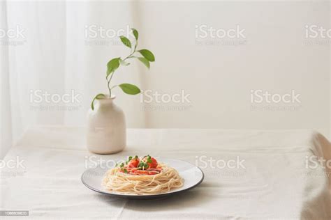 식품 흰 접시와 흰색에 식물의 꽃병에 스파게티 볼로냐 소스 준비 테이블 0명에 대한 스톡 사진 및 기타 이미지 0명 건강한