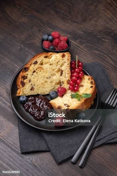 건포도 설탕에 절인 딸기 베리 잼을 곁들인 전통적인 이탈리아 크리스마스 또는 부활절 과일 케이크 파네토네 0명에 대한 스톡 사진 및 기타 이미지 Istock