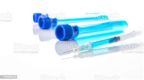 보호 코비드 보호 독감 바이러스와 코로나 바이러스에 대한 바늘과 의료 주사기 흰색에 고립 된 코비드 백신 개념 질병 의료 과학