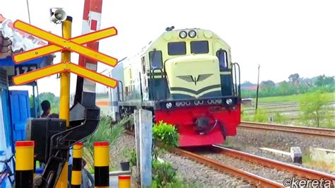 RAMAINYA KERETA API NGEBUT ‼️ NONTON 15 KERETA API DI PALANG PERLINTASAN JPL 177 | RAILROAD ...