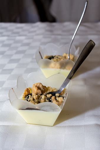 Panna 및 배경 흐림에 잘게 잘린된 견과의 두 잔의 닫습니다 공간 복사 0명에 대한 스톡 사진 및 기타 이미지 0명 가루로 빻은 갈색 Istock