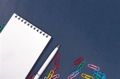 파란색 배경에 펜과 종이 클립이 있는 노트북입니다 학교 및 사무용품 0명에 대한 스톡 사진 및 기타 이미지 0명 개체 그룹 교육 Istock