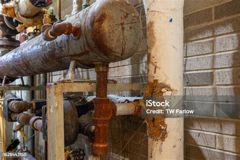 오래된 부식 녹슨 밸브 배관 탱크 시립 건물 내의 증기 Hvac 난방 시스템 관 튜브에 대한 스톡 사진 및 기타 이미지 관 튜브 증기 깨짐 Istock