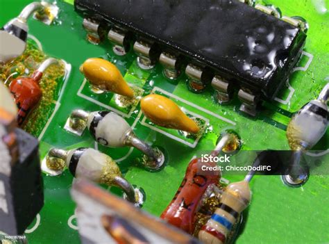 Komponen Sirkuit Elektronik Dengan Kapasitor Dioda Chip Terintegrasi Dari Resistor Yang Dilapisi