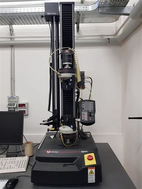 INSTRON Testing Machine With 2 KN Load Cell LABORATORIO PROVE MATERIALI