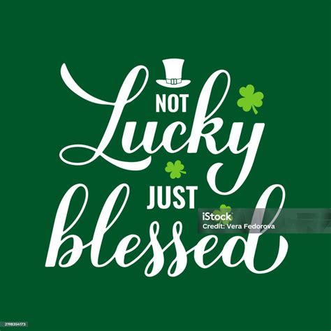 운이 좋은 것은 아니고 축복받은 서예 손글씨 재미 있는 성 패트릭 데이 인용 타이포그래피 포스터 인사말 카드 배너 전단지 등을 위한 벡터 템플릿 St Patricks