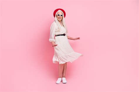 핑크 파스텔 컬러 배경에 고립 된 재미 가 매력적인 쾌활한 회색 머리 여성 춤의 전체 길이 바디 사이즈 보기 분홍에 대한 스톡 사진 및 기타 이미지 Istock