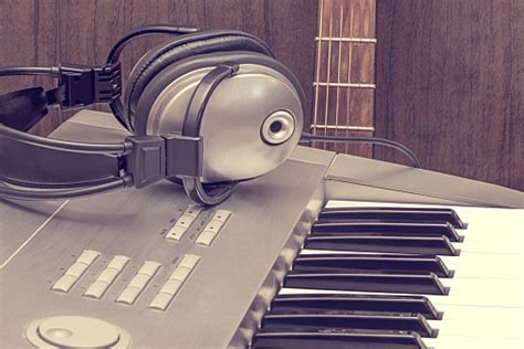Keyboard Midi Digital Headphone Dan Gitar Akustik Foto Stok Unduh
