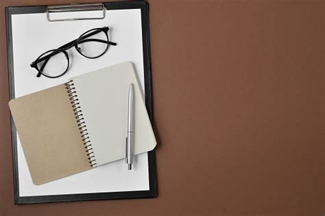 플랫 레이 상위 뷰 사무실 테이블 책상입니다 빈 클립 보드 노트북 안경 갈색 배경에 펜 작업 공간 0명에 대한 스톡 사진 및 기타 이미지 Istock