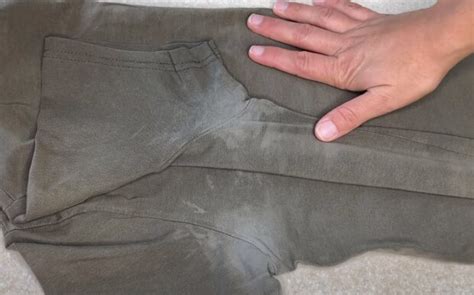 Як врятувати темний одяг від плям дезодоранту секретна хитрість досвідчених господарок Читайте