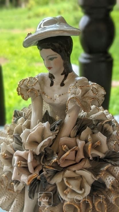 Статуэтка Девушка с букетом на сайте для коллекционеров Violity Купить в Украине Киеве