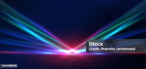 추상적 인 기술 미래 지향적 인 빛나는 파란색과 빨간색 조명 라인과 진한 파란색 배경에 속도 모션 블러 효과 가리기에 대한 스톡 벡터 아트 및 기타 이미지 Istock