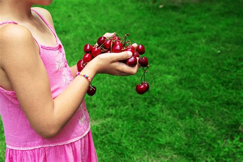 Ce înseamnă Când Visezi Că Mănânci Cireșe și Ce Simbolizează Visul I D E S