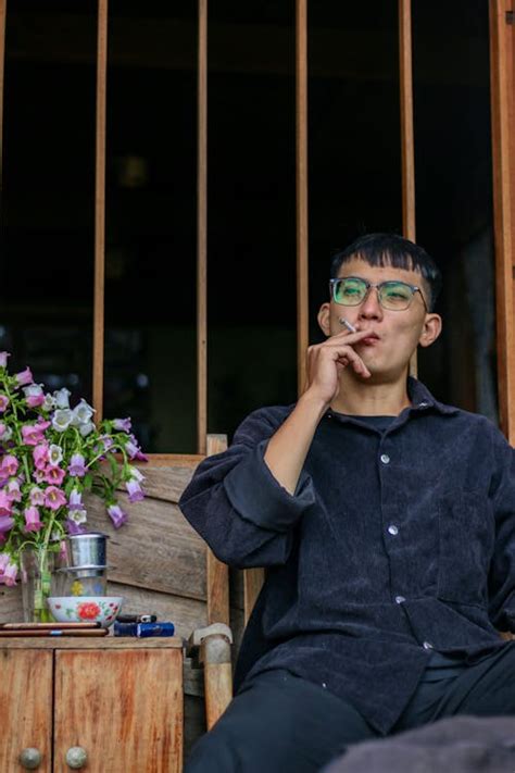 남자 담배 담배를 피우는 라이터 밤 불이 켜진 수직 쐈어 스크린 앉아 있는 젊은 컨템포러리 컴퓨터 현대적인