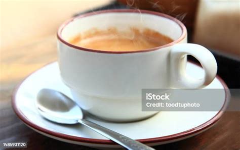 아침 분위기에서 뜨거운 음료가 담긴 화이트 커피 머그잔 커피 한 잔과 접시 위에 놓인 숟가락 0명에 대한 스톡 사진 및 기타 이미지 Istock