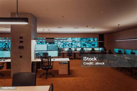 큰 현대 보안 시스템 제어실의 빈 내부 다중 디스플레이가있는 워크 스테이션 보안 데이터 센터가있는 모니터링 실 주요 Cctv 보안 데이터의 빈 사무실 책상 및 의자 대형에