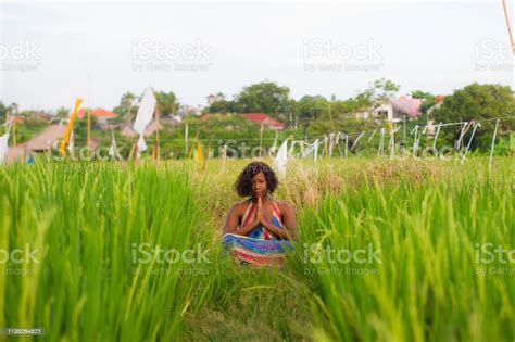 젊은 아름 답 고 행복 한 흑인 아프리카계 미국인 여자 논 야외에서 앉아 연습 요가 휴식과 명상 즐거운 열 대 목적지에 휴일 쾌활 한 미소 관광에 대한 스톡 사진 및 기타