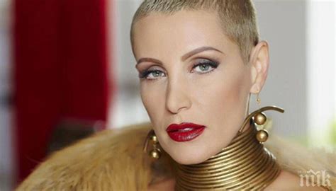 НЕВОЛИ Джина Стоева се реди с часове на опашка за да си плати данъците в НАП Информационна