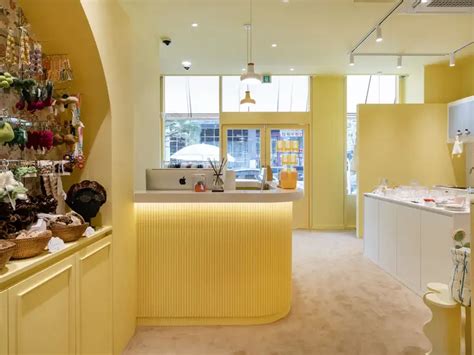 캐주얼한 옐로우 컬러 포인트 20평 패션 소품샵 인테리어 성동구 성수동