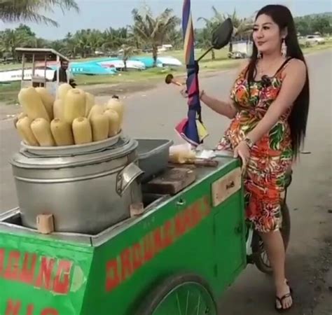Penjual Jagung Manis Cantik Nan Seksi Mirip Artis Jadi Pengen Borong Jagungnya Gan KASKUS