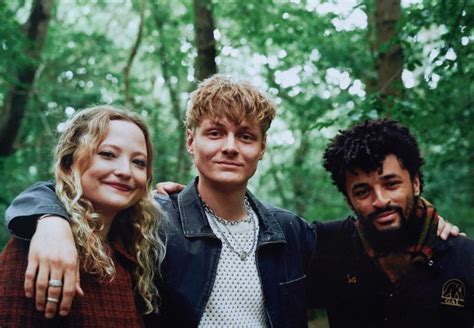 London Newcomers Alien Chicks Explore Anxiety Crashing Your Car