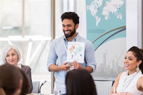 젊은 남자는 비즈니스 컨퍼런스 중에 프레젠테이션을 제공 합니다 공개 토론회에 대한 스톡 사진 및 기타 이미지 공개 토론회