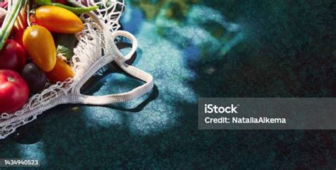 신선한 야채 노란색 토마토 가지 양파 반사 배경이있는 트렌디 한 하드 그림자 아래 에코 쇼핑백의 비트 뿌리 생태 학적 관심사 공간을 복사합니다 매우 넓은 배너 0명에 대한