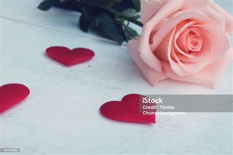 뷰티 핑크오렌지 로즈와 레드 새틴 하트 모양 나무 바닥에 발렌타인 데이 배경 개념입니다 0명에 대한 스톡 사진 및 기타 이미지 Istock