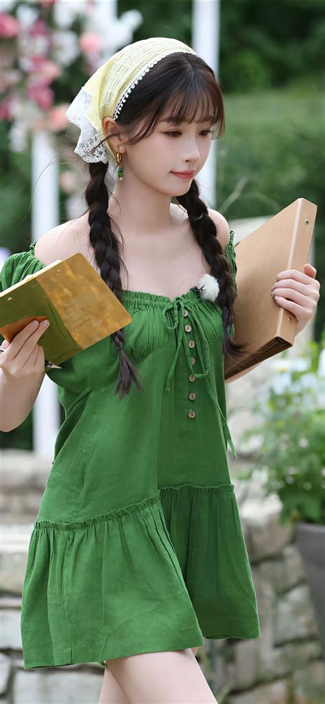 清新甜美！双麻花辫女孩着绿裙手持书本尽显文艺范 ️𝙬𝙖𝙡𝙡𝙥𝙖𝙥𝙚𝙧壁纸｜ios锁屏 主屏表情包图片动图 求表情网 斗图从此不求人