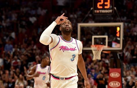 Dwyane Wade Comes Back To The Miami Heat With Standing Ovation From