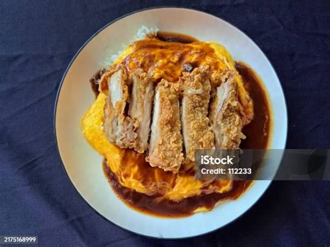 스팀 엔드 라이스 에그 쉬폰 오므라이스 소스 치킨 커틀릿 캐러멜리젠드 양파를 곁들인 맛있는 치킨 에그 쉬폰 음식 메뉴 평면도 돈가스에 대한 스톡 사진 및 기타 이미지