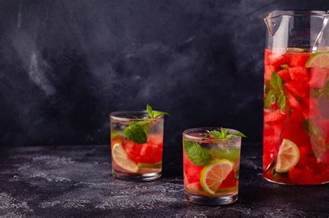 라임과 민트가 있는 수박 주입물을 용기와 안경에 담을 수 있습니다 0명에 대한 스톡 사진 및 기타 이미지 0명 감귤류 과일