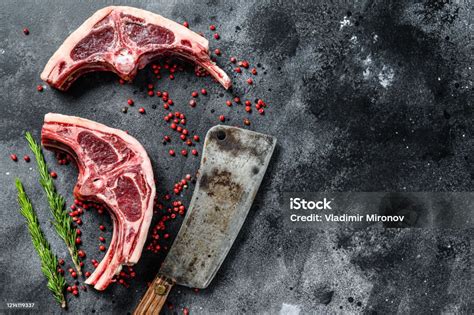 생 양고기 커틀릿 신선한 고기 칼로 잘라 검은 색 배경입니다 맨 위 보기 복사 공간 0명에 대한 스톡 사진 및 기타 이미지 0명 갈비 음식 고급 Istock