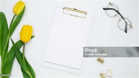 흰색 책상에 흰색 빈 클립 보드 안경 문구류 노란색 튤립이 있는 작업장 평평한 사무실 책상 텍스트를 위한 모의 공간 평면도 복사 공간 0명에 대한 스톡 사진 및 기타 이미지