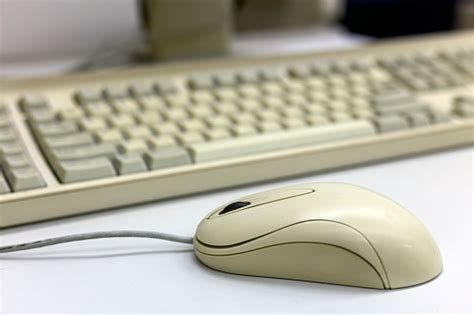 흐리게 Pc 키보드 배경에 흰색 컴퓨터 마우스의 클로즈업 현대 기술 정보 및 통신 개념입니다 0명에 대한 스톡 사진 및 기타 이미지 Istock