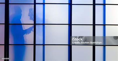 나무 검은 색 프레임에 반투명 종이로 구성된 내부 벽에 대한 슬라이딩 도어 또는 창은 사람의 그림자가 있습니다 일본 건축 일본식 미닫이문에 대한 스톡 사진 및 기타 이미지