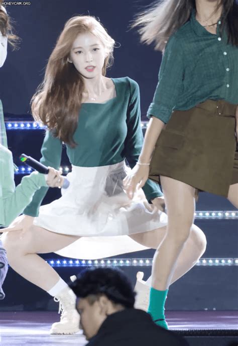 인형같은 뽀얀 우유빛 아린 허벅지 업스커트 쩍벌 연예인 와이고수