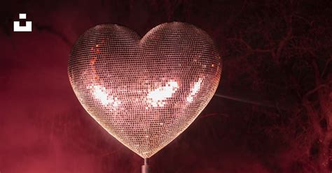 기둥 위에 큰 하트 모양의 불이 들어옵니다 사진 Unsplash의 무료 심장 이미지